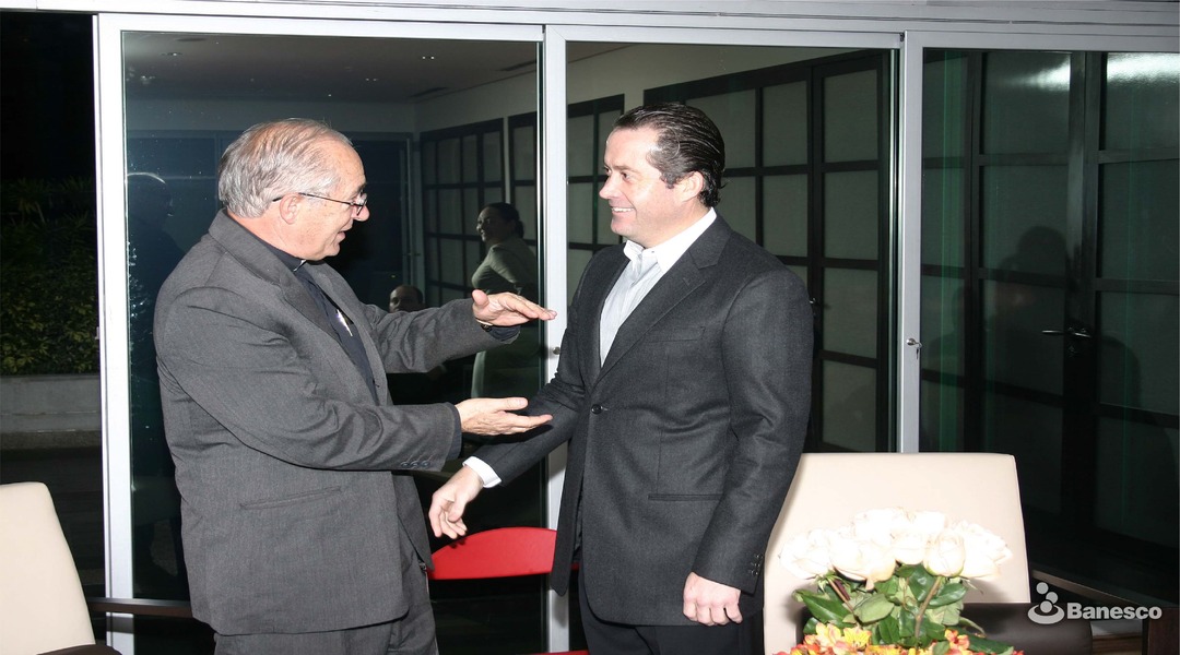 Luis Ugalde junto a Juan Carlos Escotet