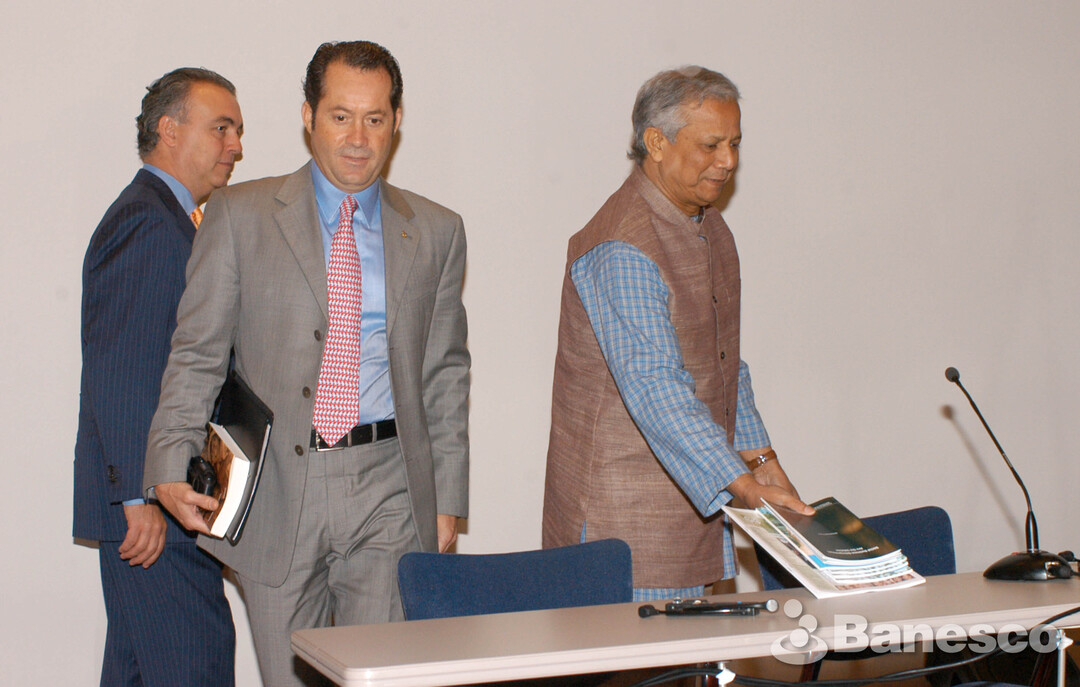 Xavier Luján, Muhammad Yunus y Juan Carlos Escotet