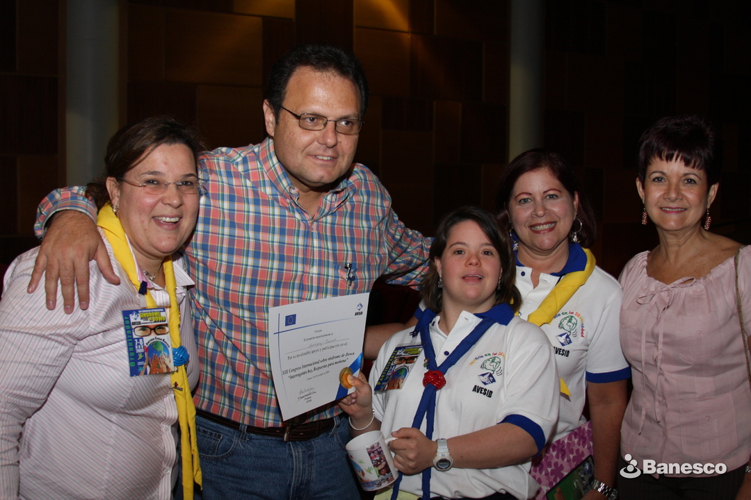 Eduardo Rodríguez y Norma Trejo junto integrantes de Avesid