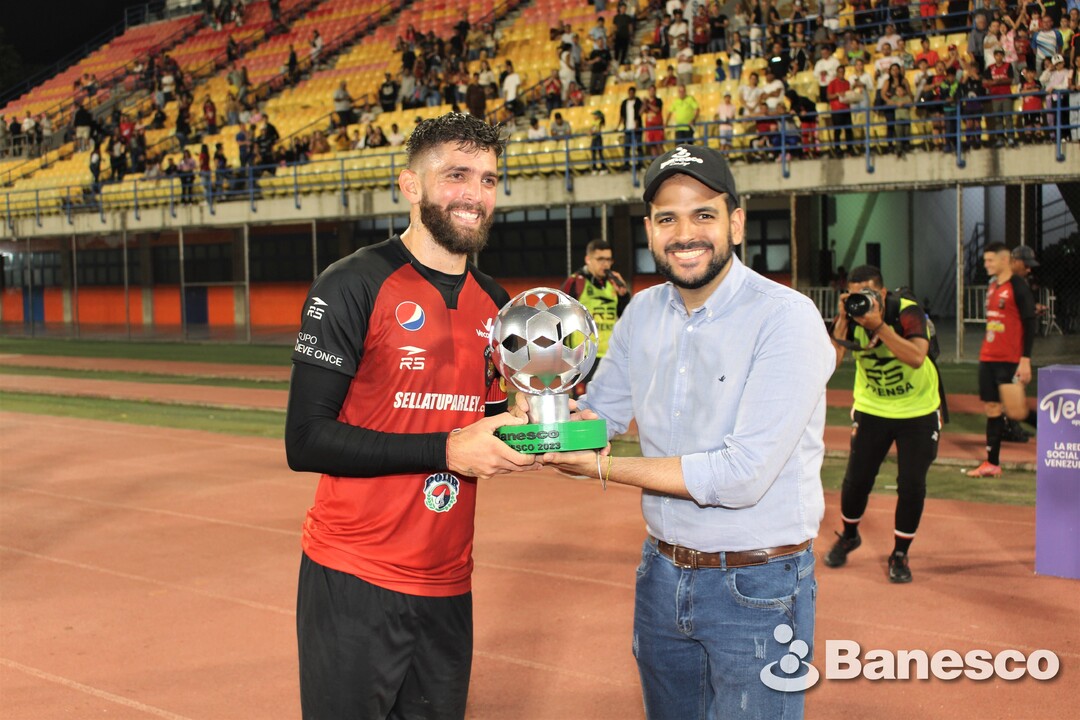 Alain Baroja recibiendo premio por parte Gabriel Madera