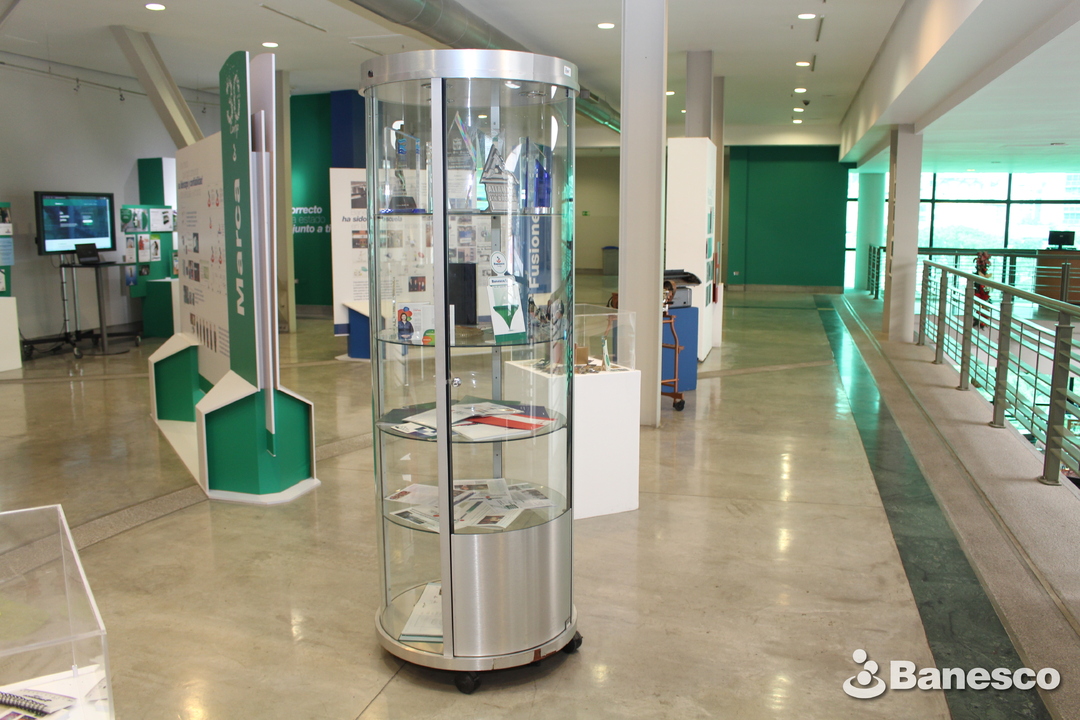 Vitrina en exposición de los 30 años de Banesco