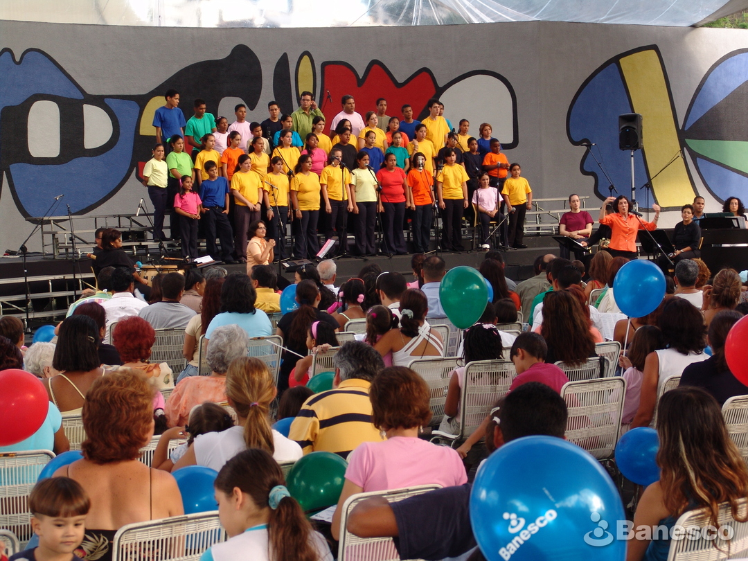 Luimar Arismendi y Ana María Raga junto a su coral