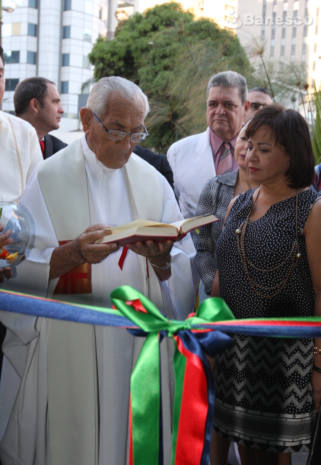 Padre Rino Bergamin Basso junto a Xiomara Urdaneta
