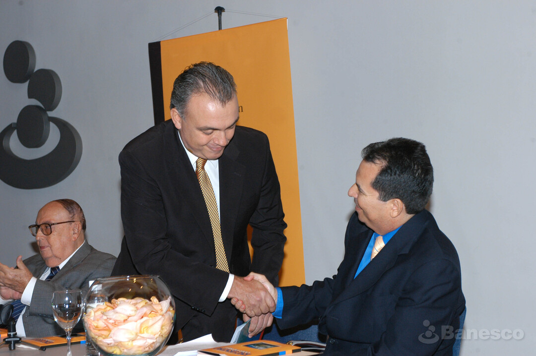 Luis Xavier Luján estrecha manos con Luis Gilberto Caraballo