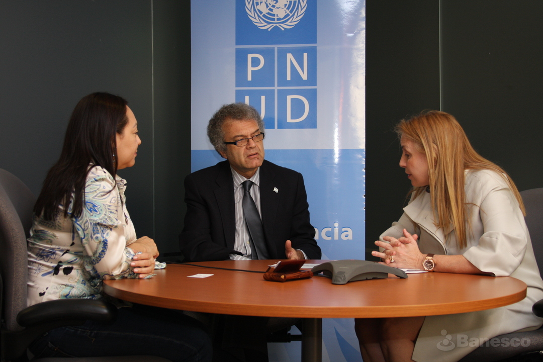 Josefina Fernández y Mariela Colmenares junto a Alfredo Missar