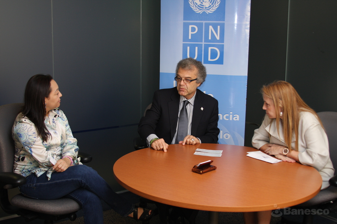 Alfredo Missar conversa con Josefina Fernández y Mariela Colmenares