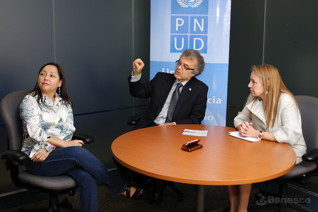 Alfredo Missar conversa con Josefina Fernández y Mariela Colmenares