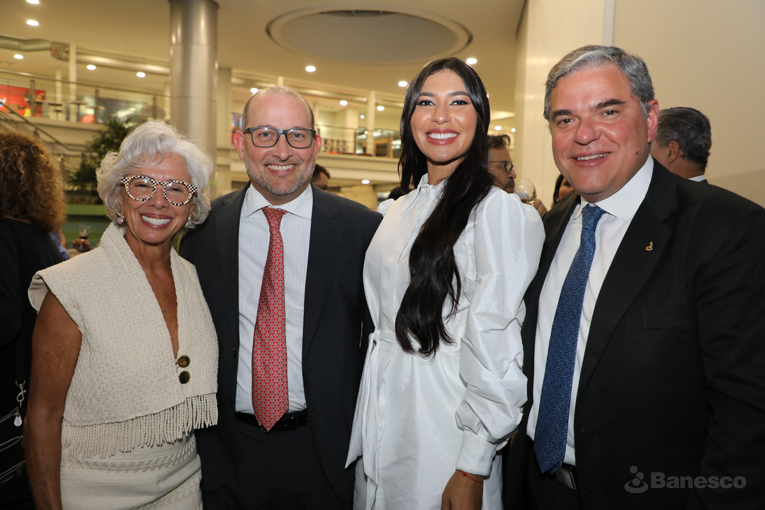 Valentina Quintero, Carlos Millán, María Peinado junto a Marco Ortega