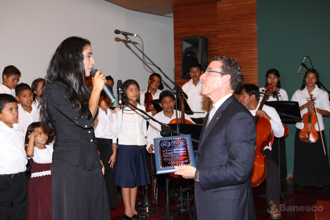 Miguel Ángel Marcano recibe reconocimiento por parte de Raquel Acevedo