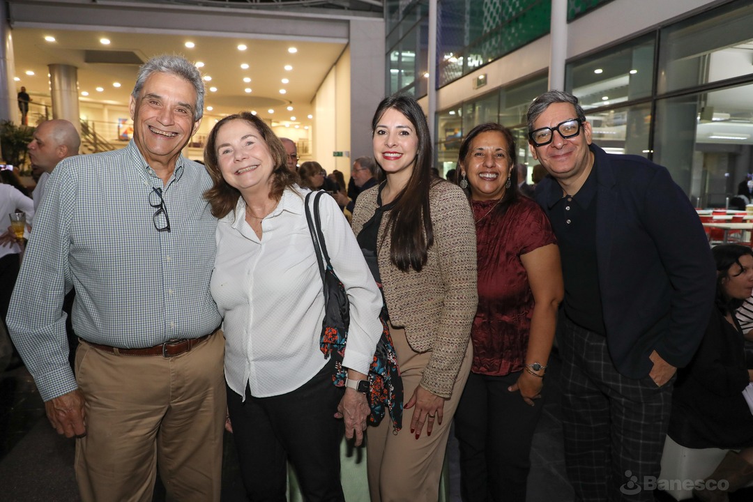 María Alejandra Yepez junto a periodistas