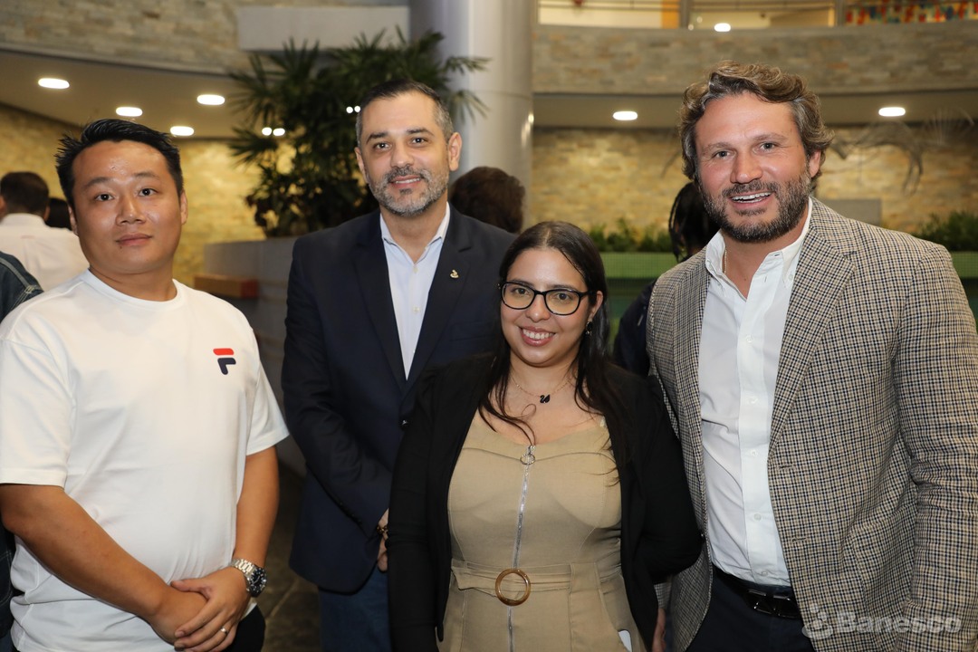 Jonathan Barrero junto a invitados