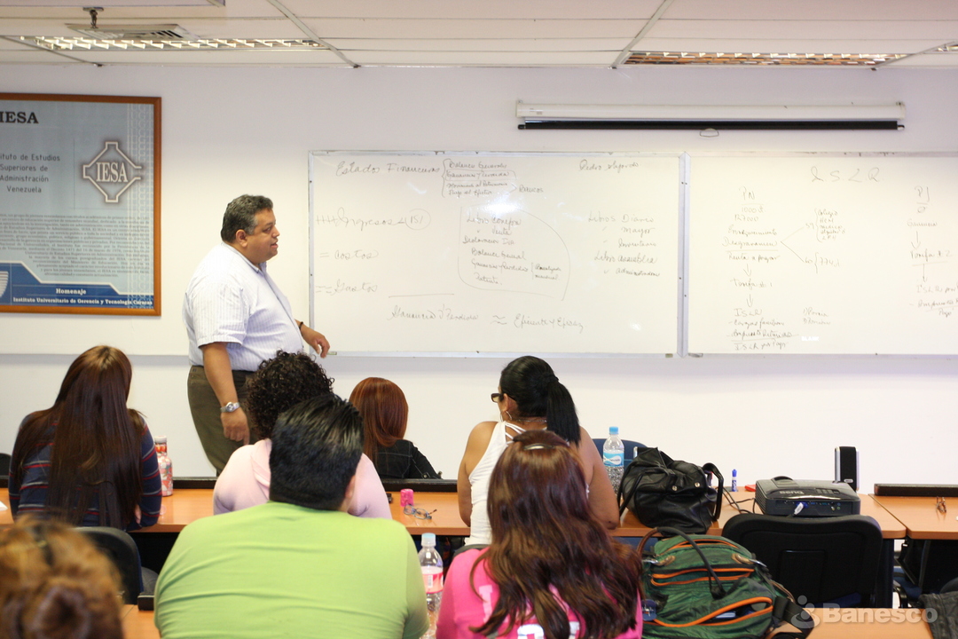 Personal del IUGT dando clases