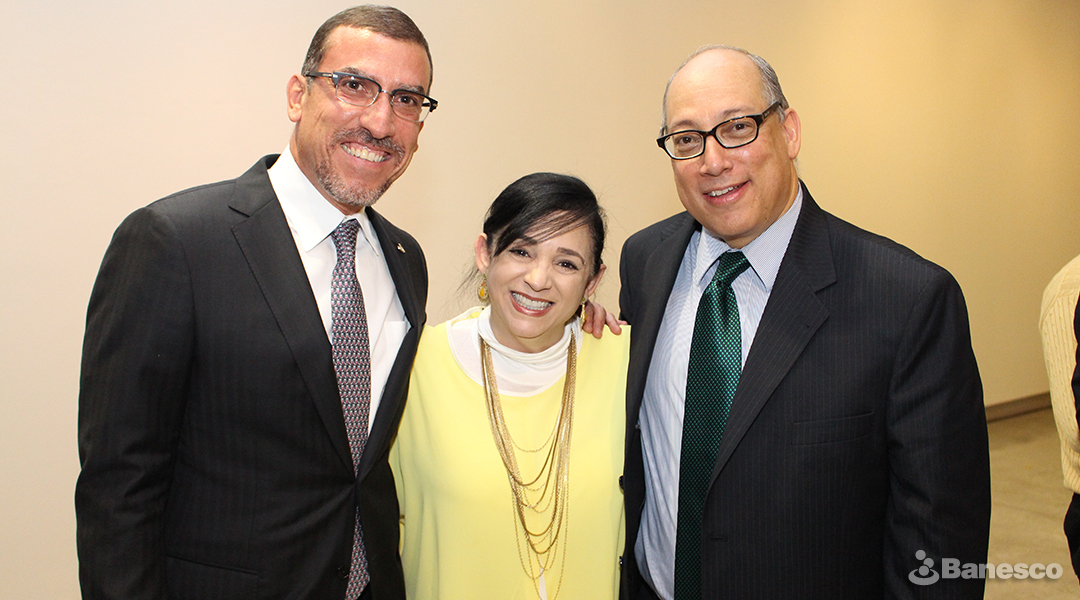 Miguel Ángel Marcano, Argelia Ríos junto al autor del libro Ricardo Marcano