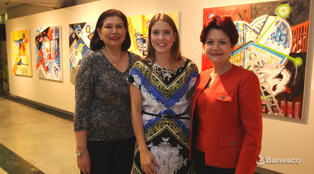 Belén López y Norma Trejo junto a la esposa de Alfredo Borjas