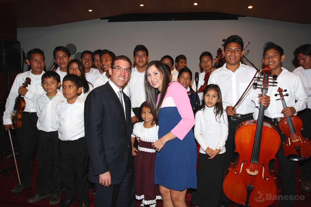 Miguel Angel Marcano junto a su esposa y la Orquesta y Coro Kanaima