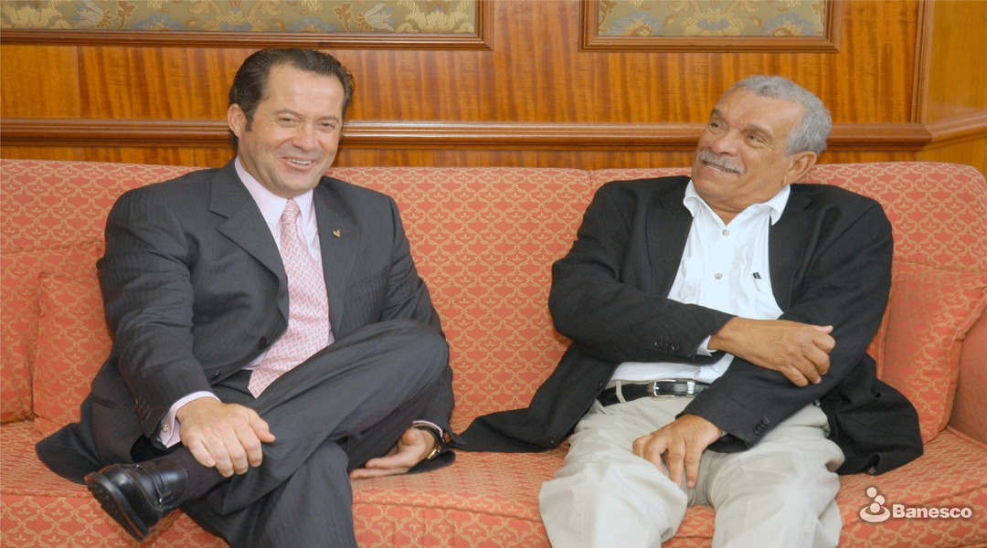 Juan Carlos Escotet y Derek Walcott