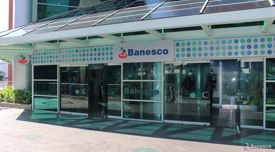 Fachada Agencia Banesco El Rosal Frontal