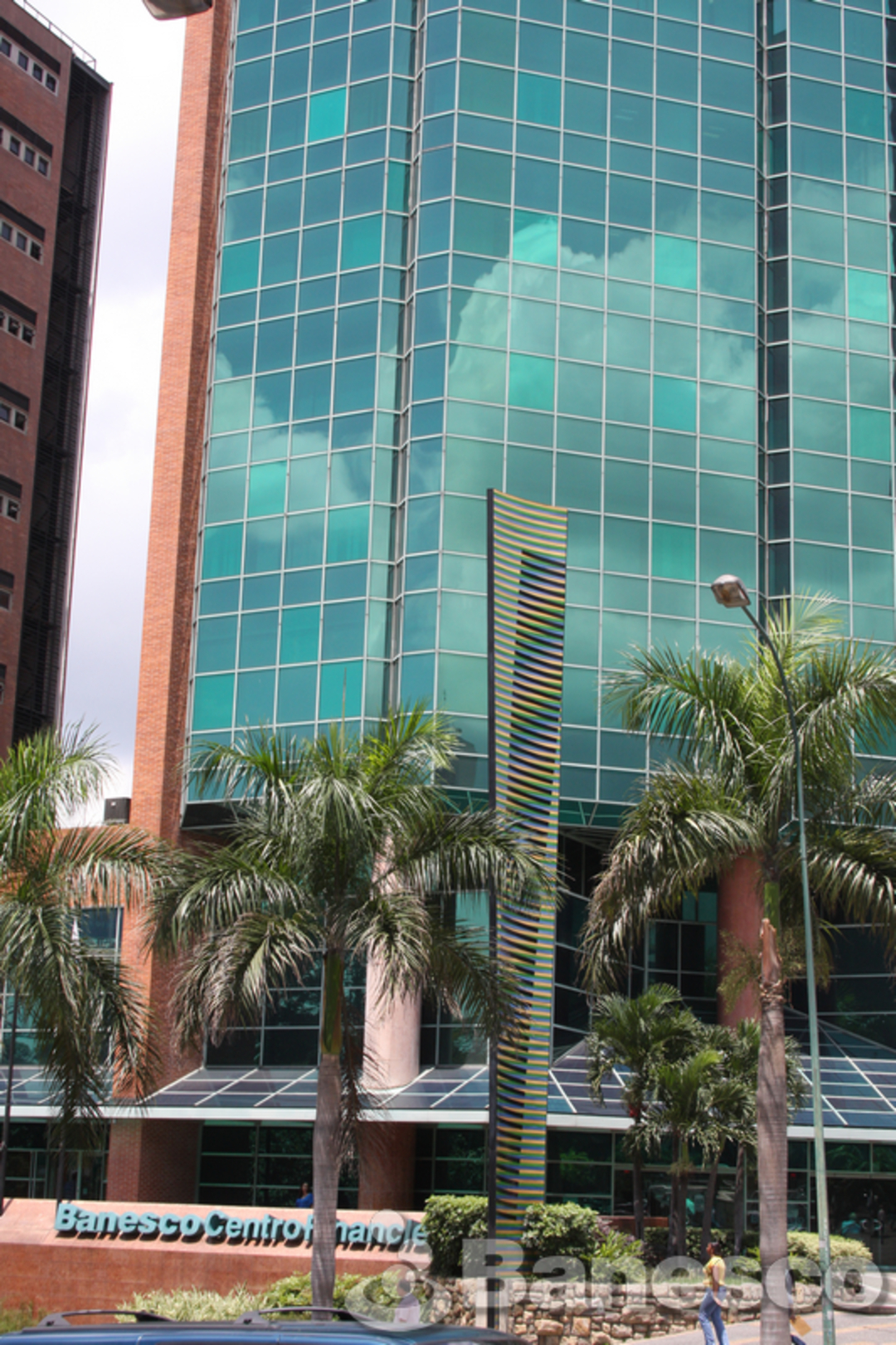 Fachada de Banesco en El Rosal con Acercamiento